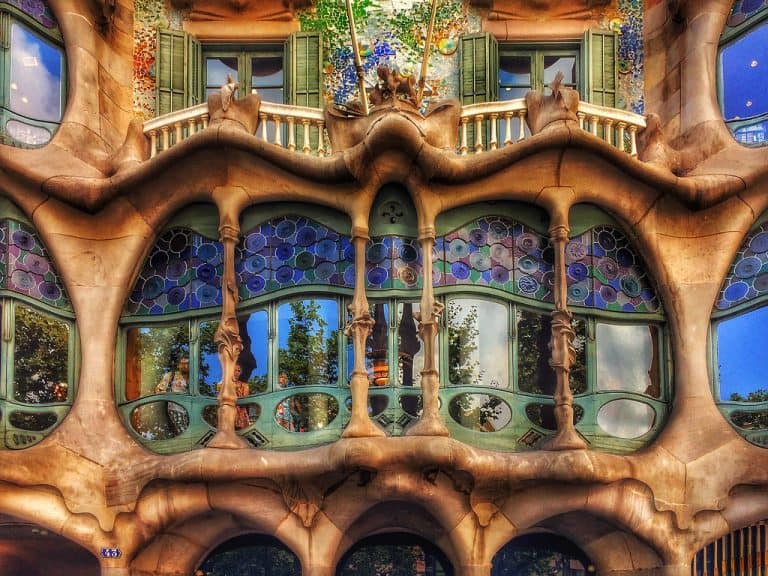 Guía de Gaudí y la cerámica. Un viaje por Barcelona